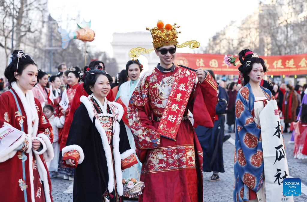 People celebrate Spring Festival in Paris-Xinhua
