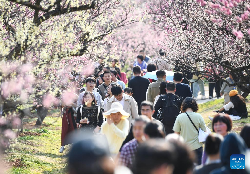 People enjoy spring across China-Xinhua