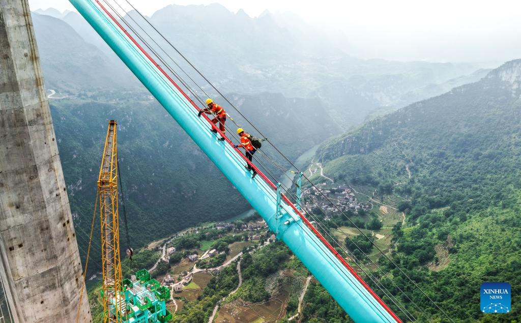 World's tallest bridge nears completion in SW China-Xinhua