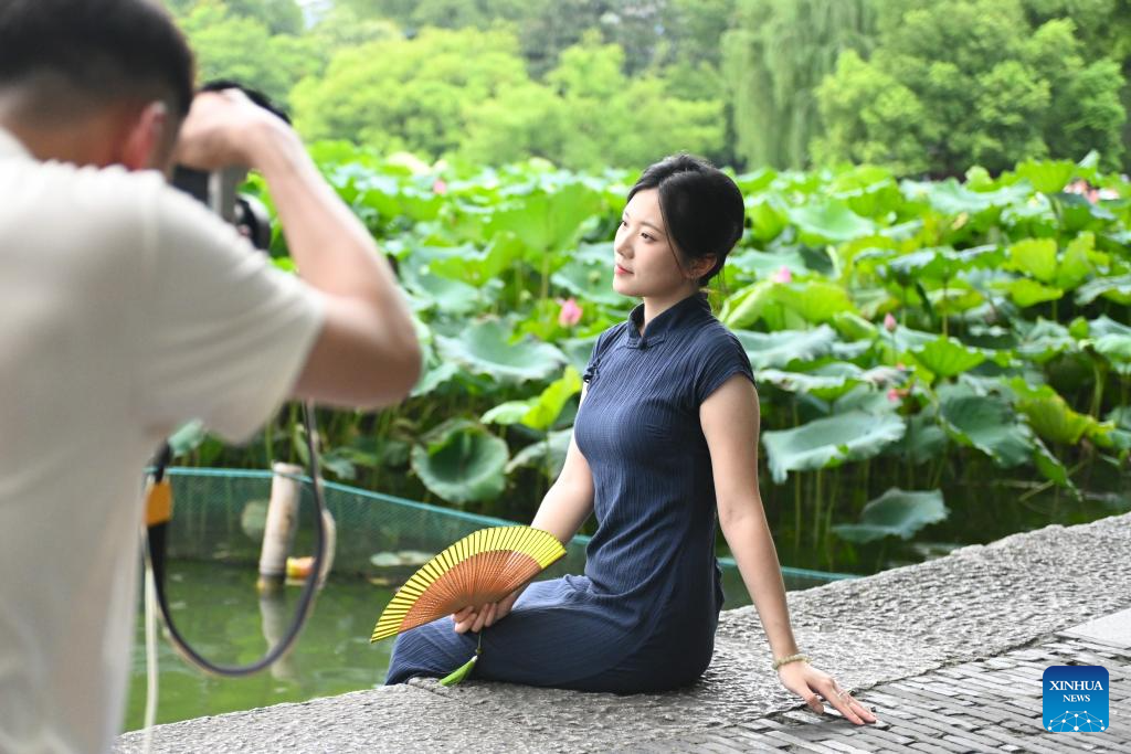 Tourists visit West Lake scenic spot in Hangzhou-Xinhua