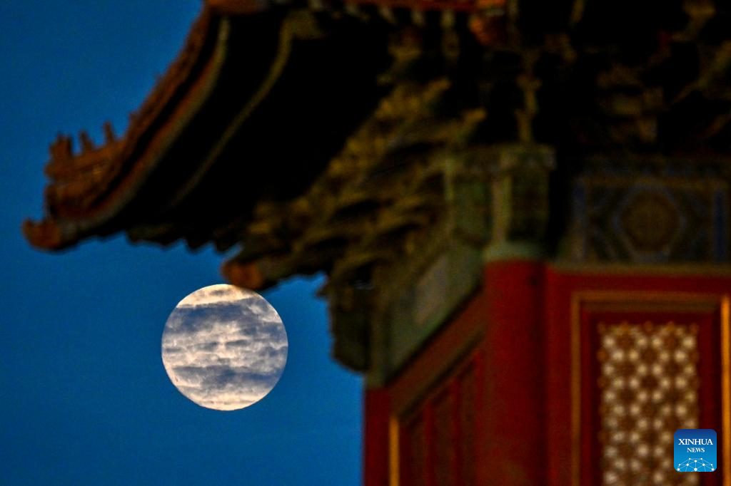 Full moon admired across China during Mid-Autumn Festival-Xinhua