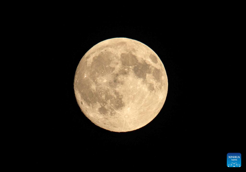 Full moon admired across China during Mid-Autumn Festival-Xinhua