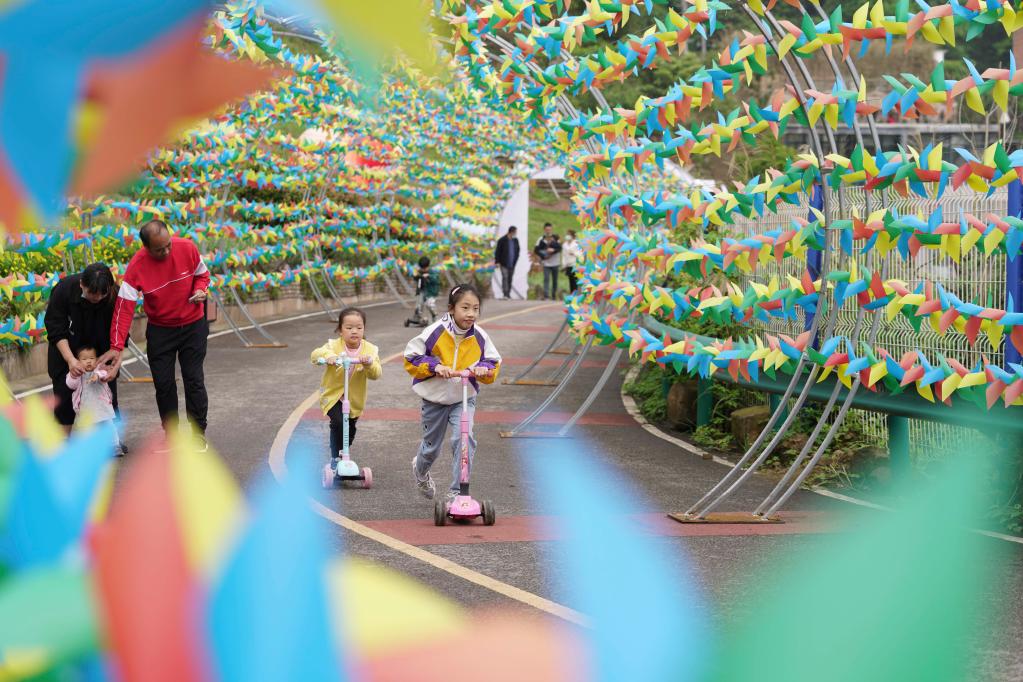 People across China enjoy spring view during Qingming Festival-Xinhua