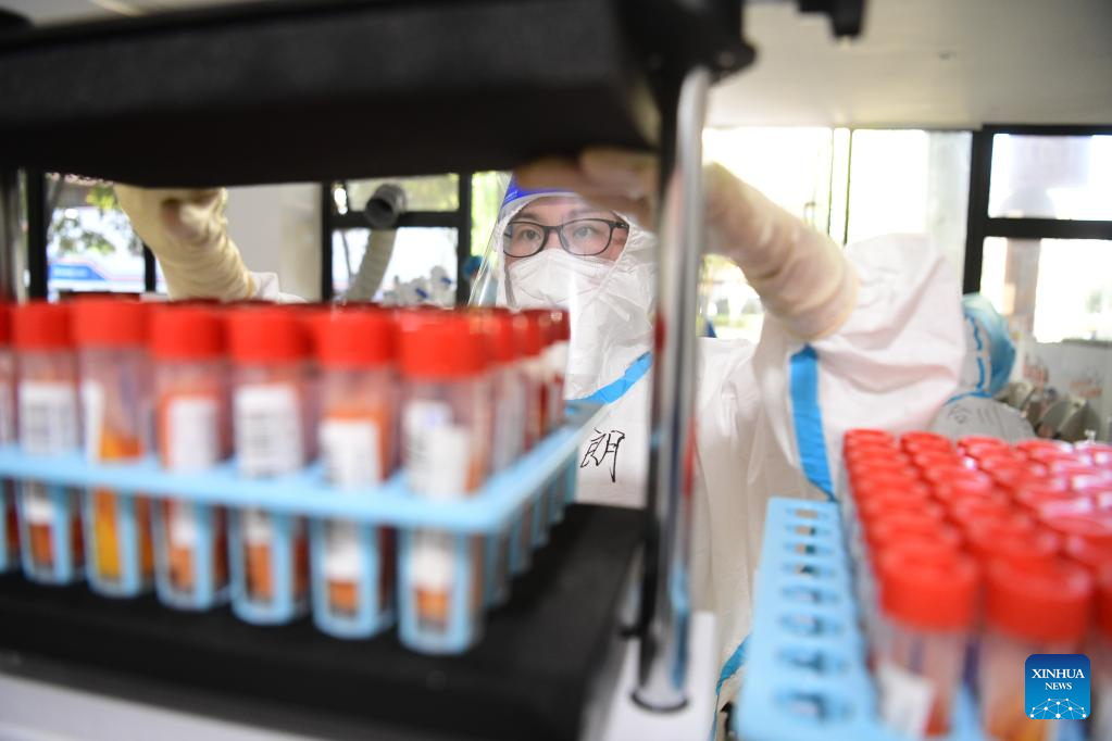 People take nucleic acid test in Chongqing-Xinhua
