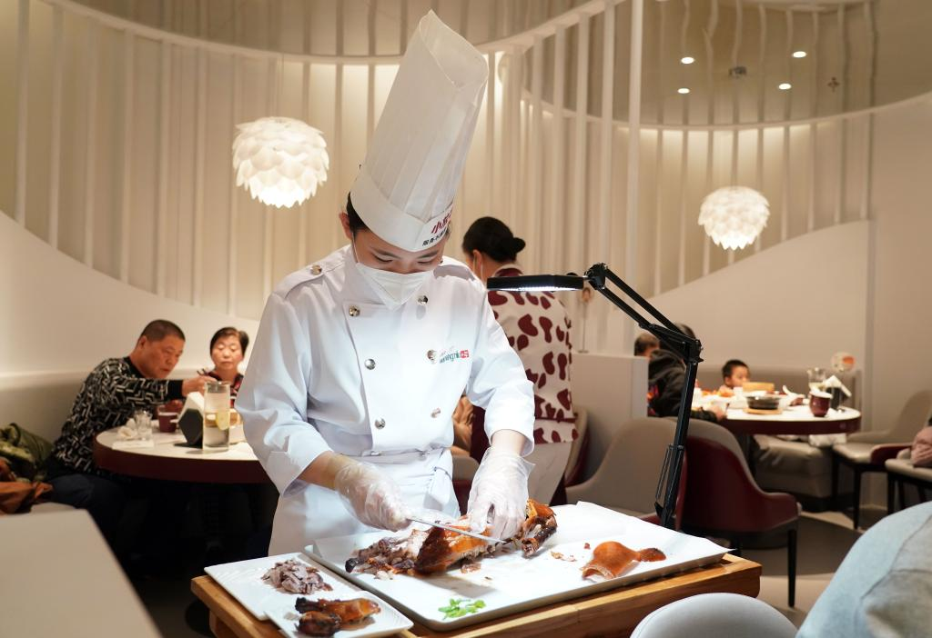 Business areas in Beijing bustle again-Xinhua