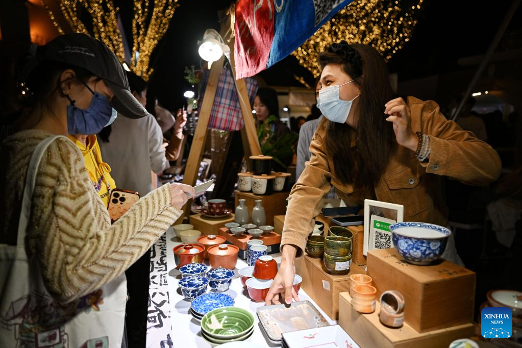 S China's Haikou makes efforts to build“street market economy”-Xinhua