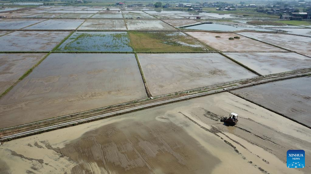 Farmers busy with spring ploughing in China's Hunan-Xinhua