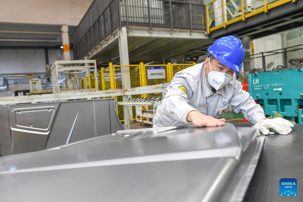Photo album: Staff work at assembly line of China's leading automaker ...