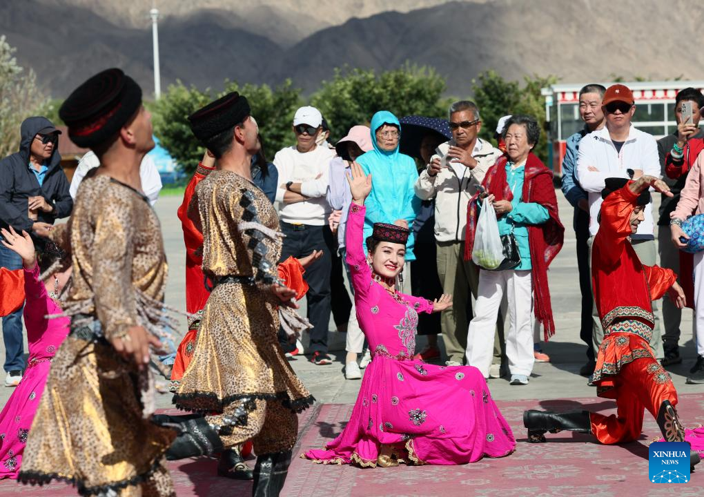Pic story of dancing couple in China's Xinjiang-Xinhua