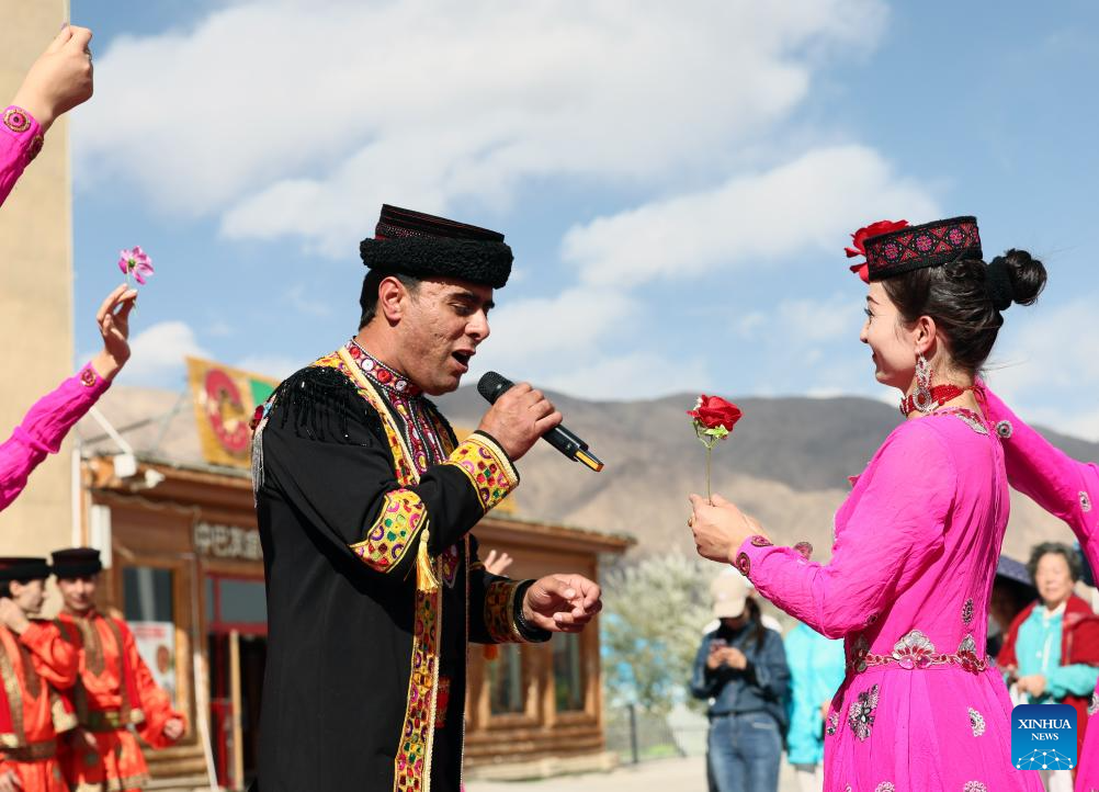 Pic story of dancing couple in China's Xinjiang-Xinhua