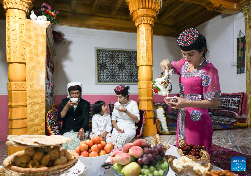 Pic story of dancing couple in China's Xinjiang-Xinhua