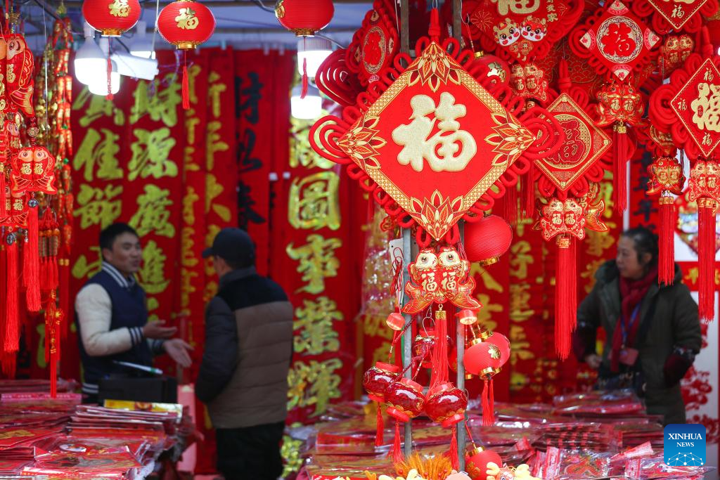 People prepare for Spring Festival across China-Xinhua