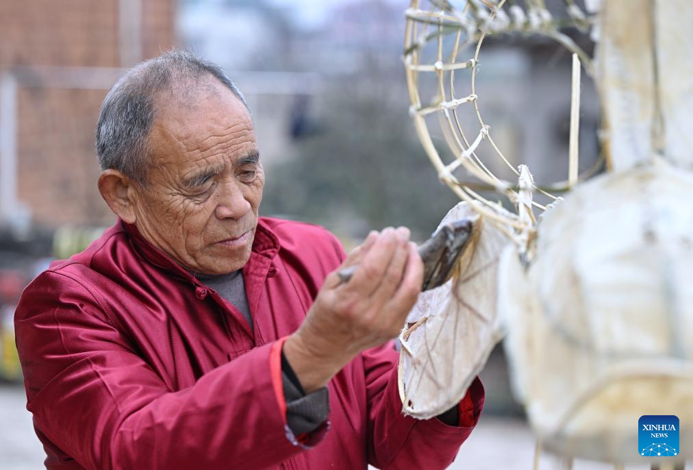 Pic story: inheritor of Yutan Dragon Dance in SW China-Xinhua