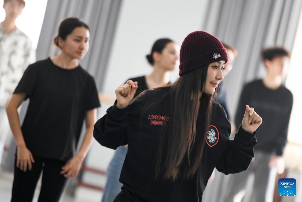 Xinjiang Story: Uygur dancer blends folk elegance with modern street ...