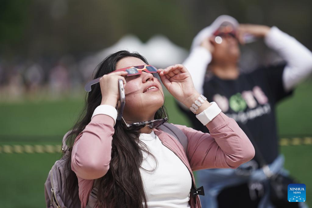 People watch solar eclipse across North America -Xinhua