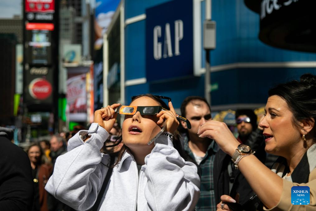 People watch solar eclipse across North America -Xinhua