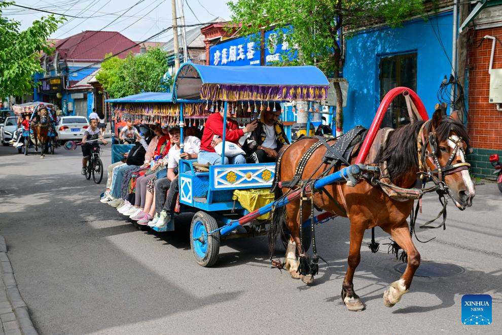 Xinjiang attracts tourists during summer-Xinhua