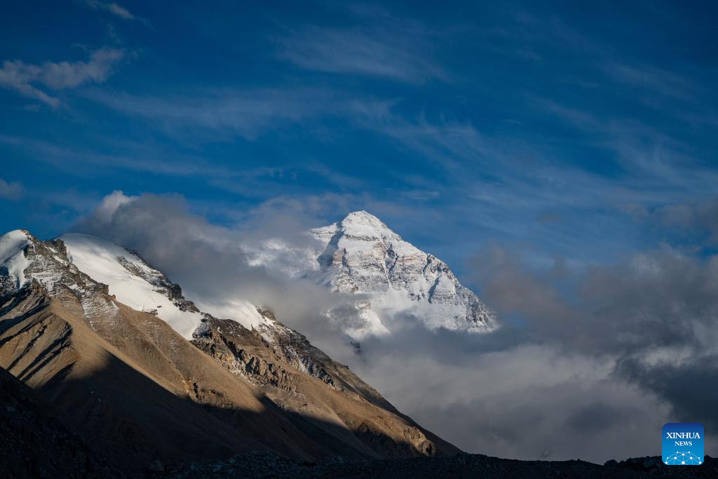 Mount Qomolangma scenic spot enters peak tourism season-Xinhua