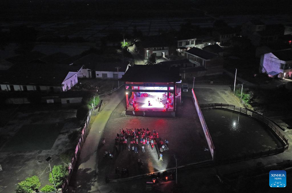 56-year-old farmer inherits Mengxi opera in east China-Xinhua