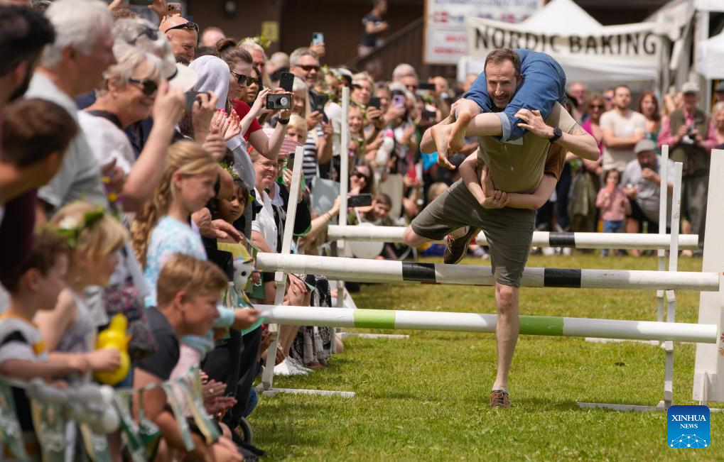 Wife-carrying contest held in Canada-Xinhua