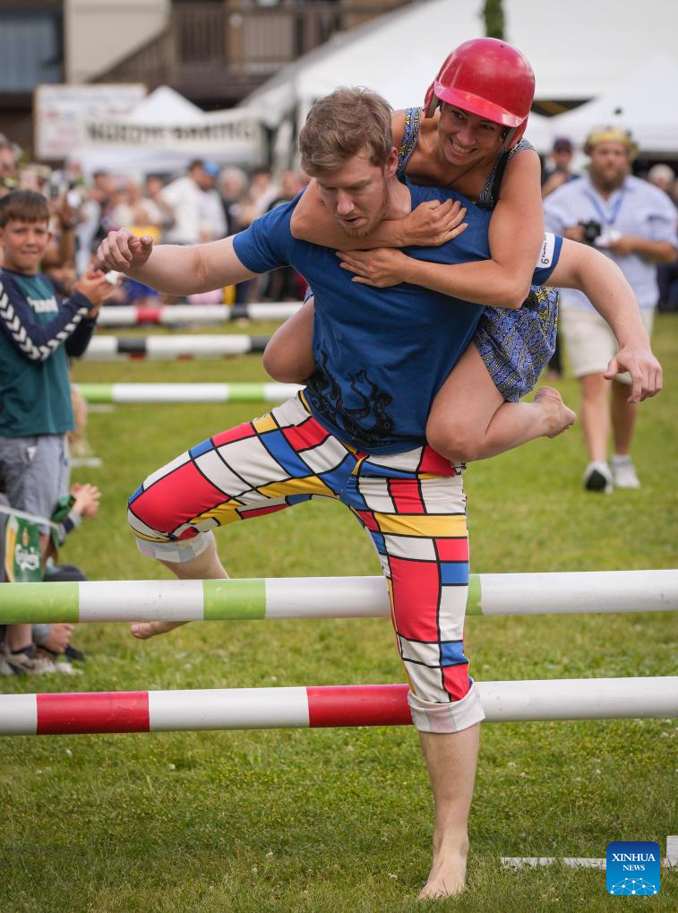 Wife-carrying contest held in Canada-Xinhua