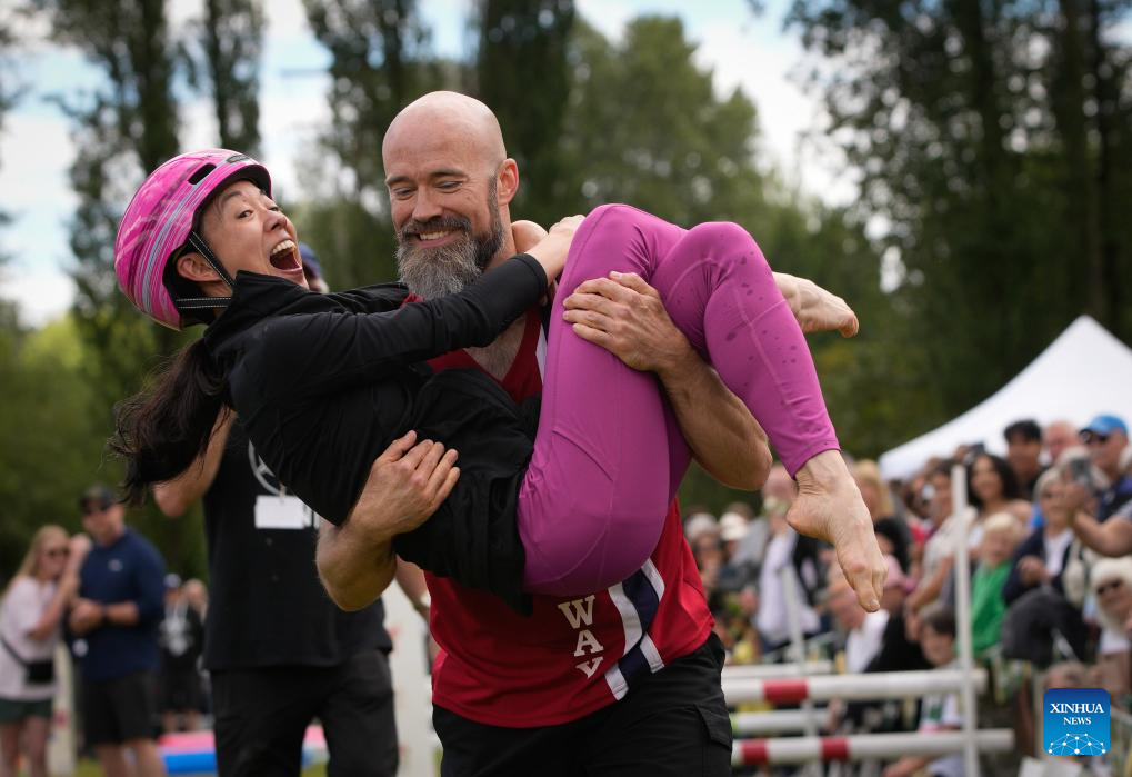 Wife-carrying contest held in Canada-Xinhua