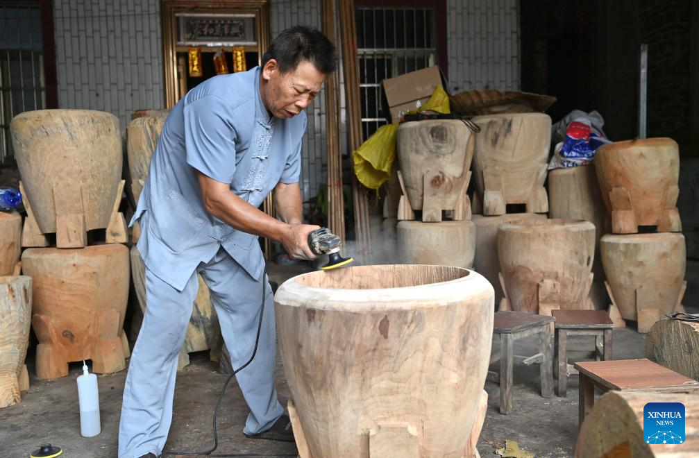 Pic story: inheritor of Yandun drum-making technique in Guangxi, S ...