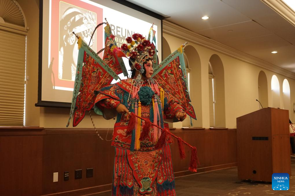Exhibition of renowned Peking Opera artist kicks off in U.S.-Xinhua