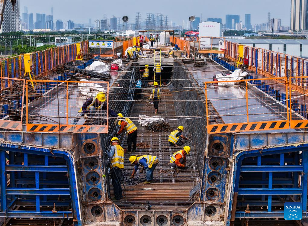 Construction of linking-up line connecting Guangzhou railway stations ...