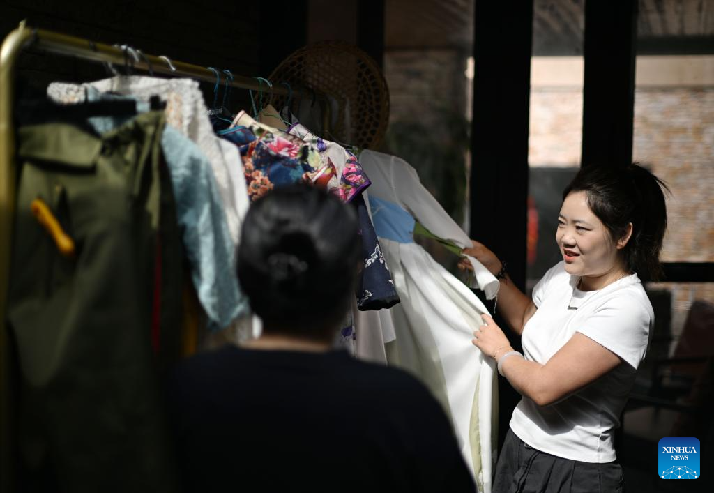 Homestay housekeeper provides sincere services in N China's Tianjin-Xinhua