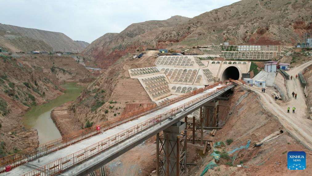 Zhaowan Tunnel of Lanzhou-Hezuo high-speed railway under construction ...