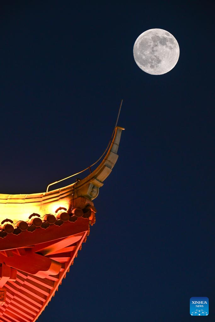 Full moon admired across China during Mid-Autumn Festival-Xinhua