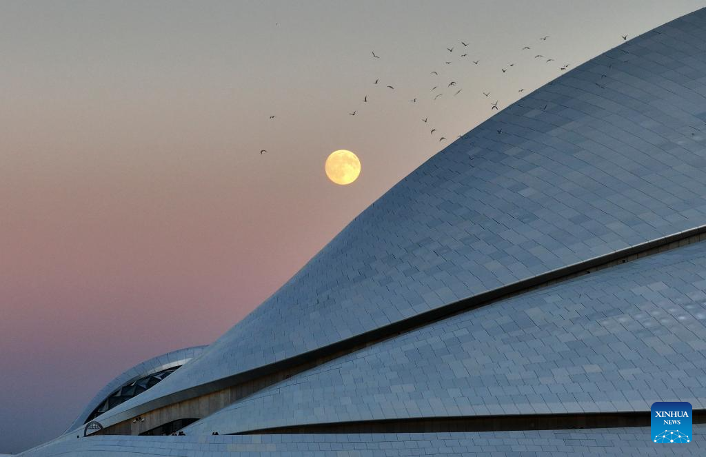 Full moon admired across China during Mid-Autumn Festival-Xinhua