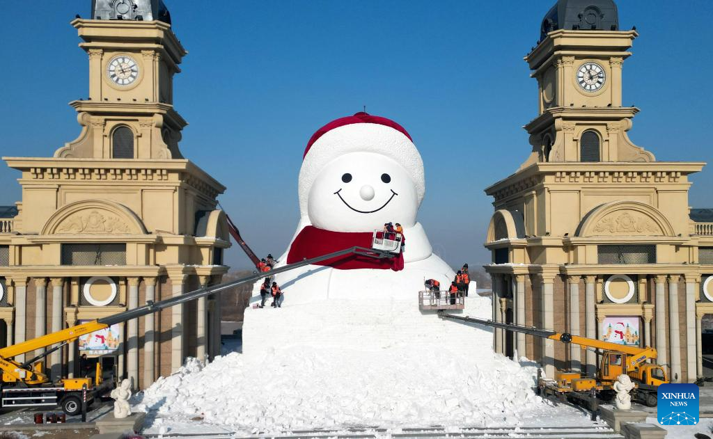Workers build giant snowman in Harbin, China's Heilongjiang-Xinhua